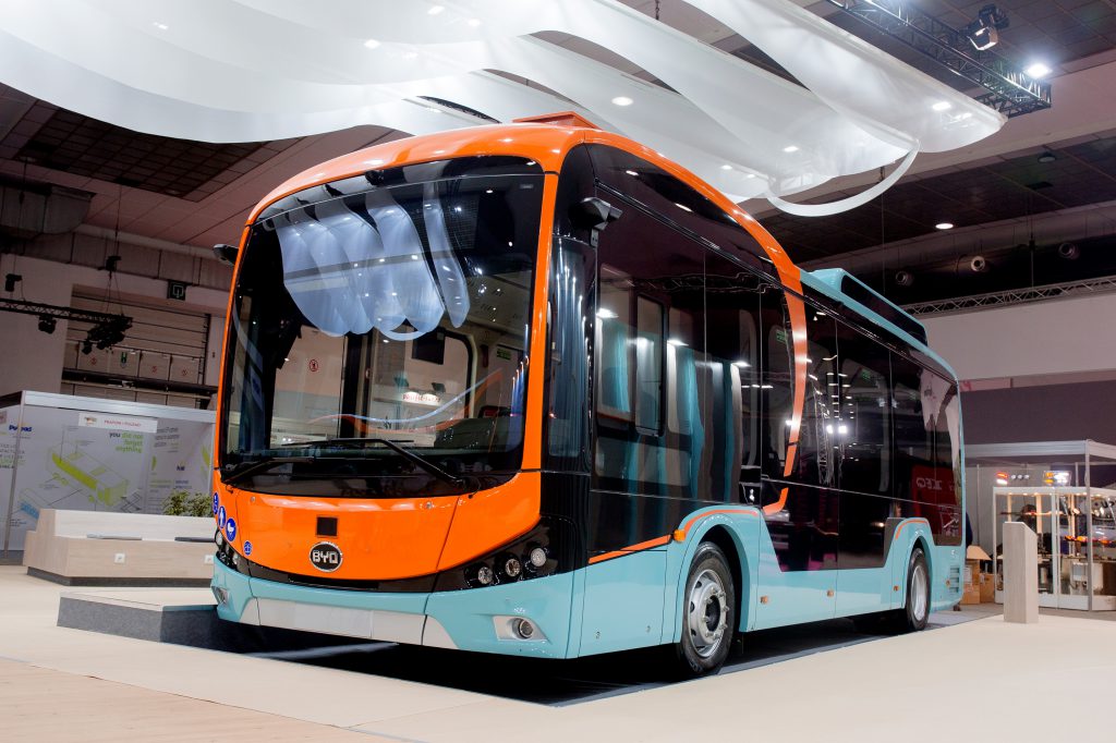 BYD onthult nieuwe 12 meter lange 'bus van de toekomst'