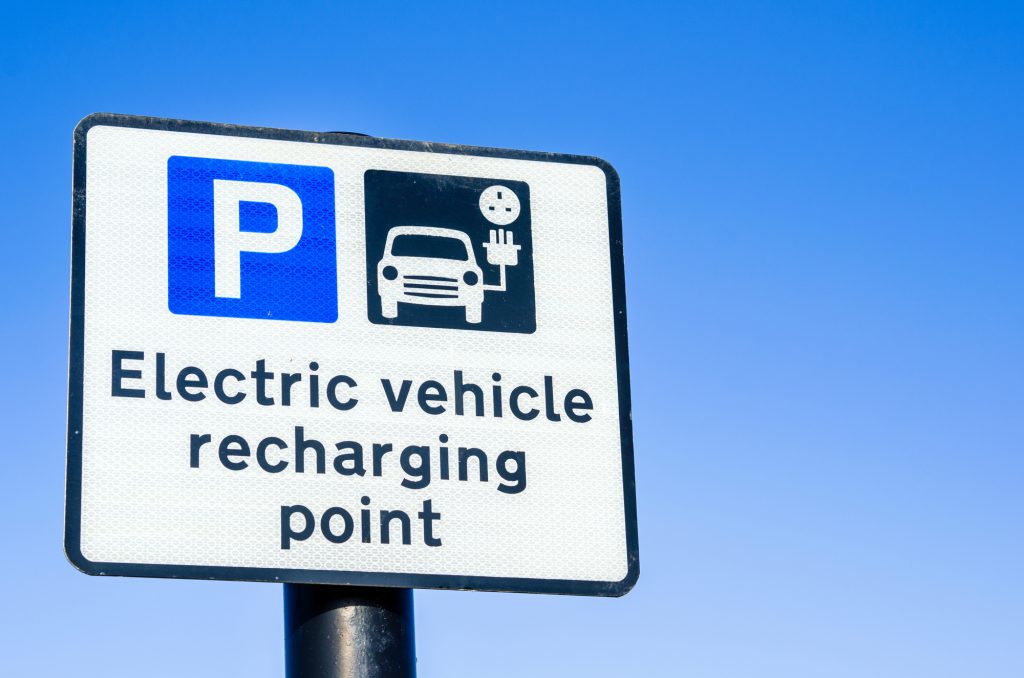 Een 'normale' auto parkeren op een parkeerplaats voor elektrische auto ...